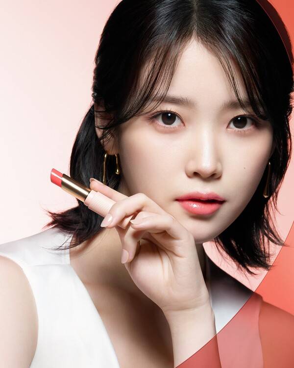 단발 여신 아이유 에스티 로더 젤리밤으로 촉촉하게 빛나는 젤리 입술 완성 화보 공개