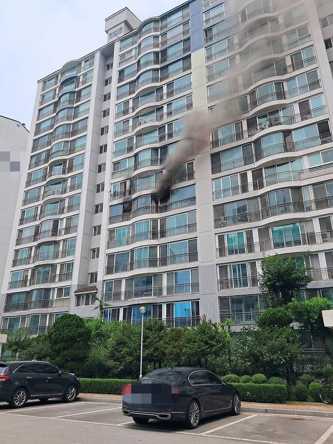 집 비운 아파트에서 화재검은 연기에 이웃들 대피 소동