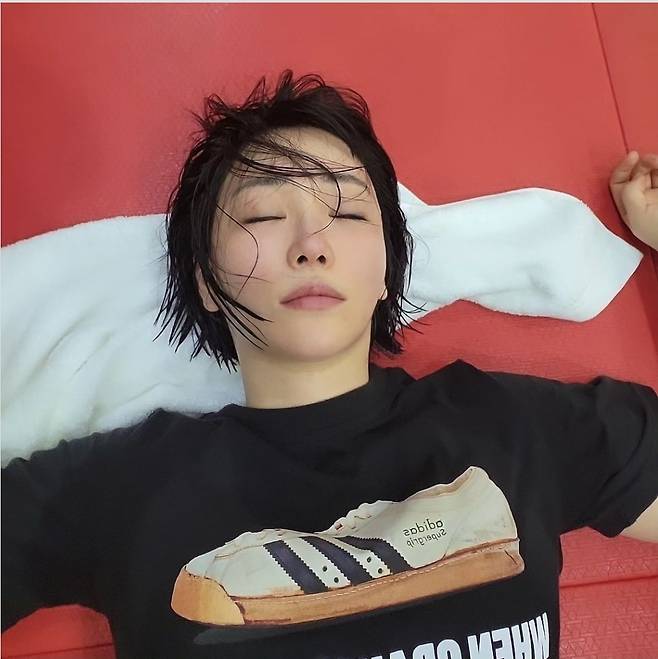 이유리 44세 맞아 놀라워 앳된 얼굴 비결은 운동 시크한 조거팬츠 스포츠룩 스타와 패션