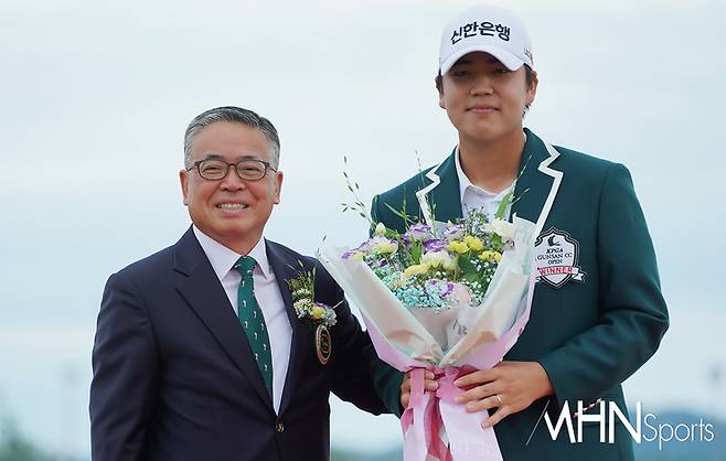 [mhn포토] 장유빈과 기념 촬영하는 김원섭 KPGA 회장