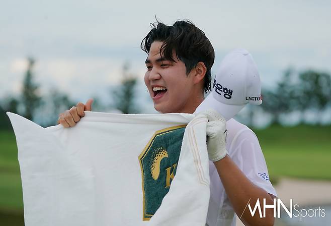 [mhn포토] 장유빈 '감격의 KPGA 휘장~'