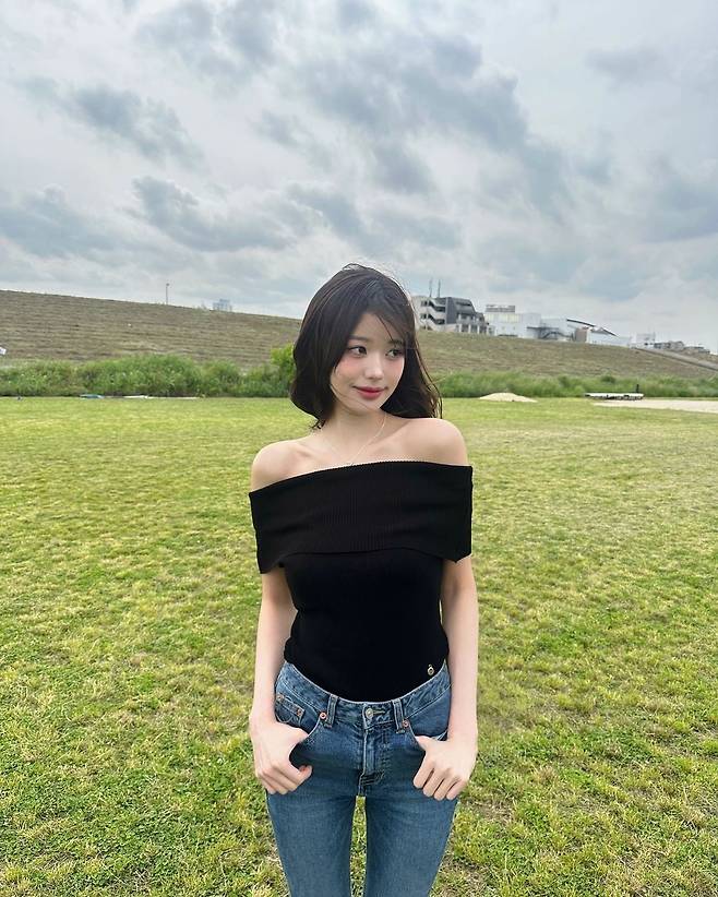 아이브 장원영 오프숄더 탑과 청바지 입고 날씬한 기럭지 자랑해 라이프 뉴세이
