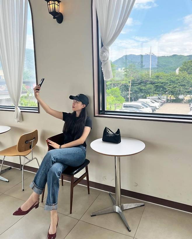 진아름 버건디 힐 신고 우아한 미모심플한 듯 세련된 반팔티 청바지 외출룩 스타와 패션