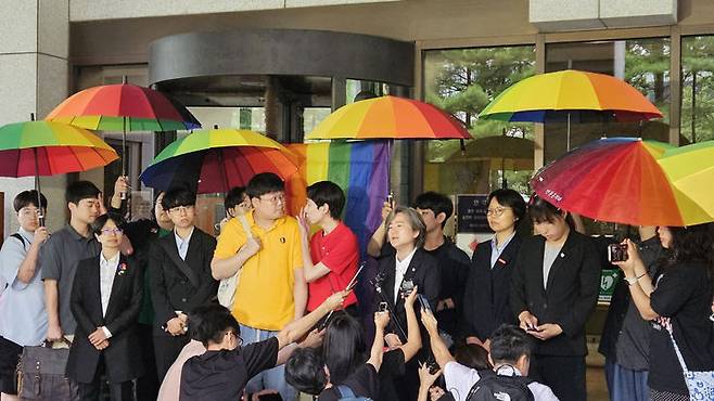 외신 韓 동성 부부 피부양자 인정에 역사적 승리갈 길 멀어