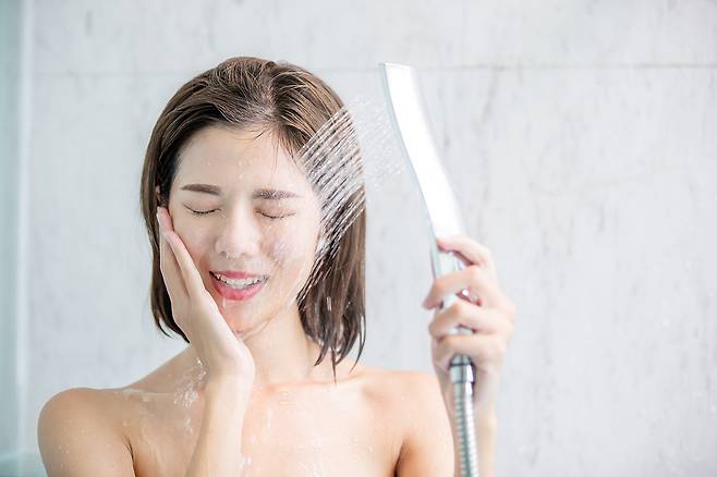 샤워하면서 세수하면 얼굴에 이런 문제 생긴다