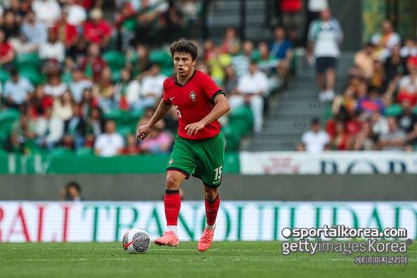 ‘탈압박+패스+포지션’까지 겹친다... 이강인 경쟁자 ‘04년생 천재 MF’ PSG 합류 유력!