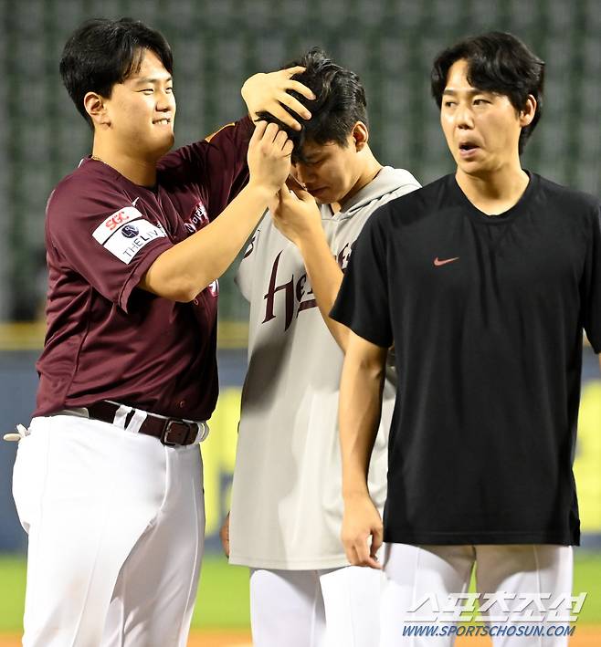 시원한 물세례에 수건 서비스까지 완벽 데뷔 첫 승 거둔 박찬호 조카 축하한 키움 투수들