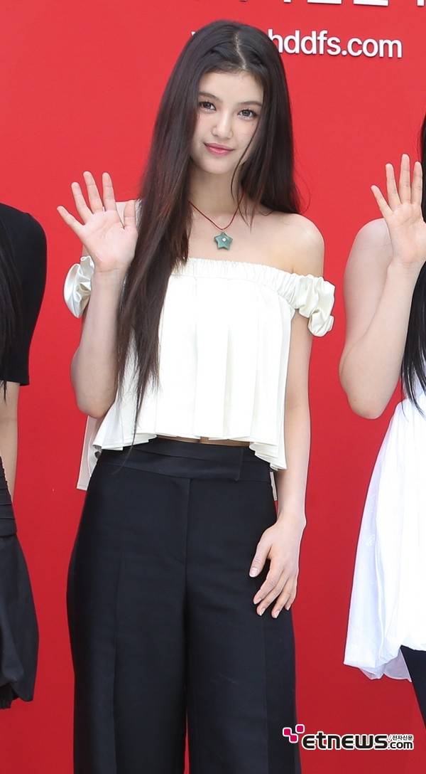 Et포토 뉴진스 다니엘 다정한 시선으로