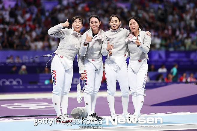단 한 걸음 모자랐다펜싱 女사브르 단체전 은메달 ‘역대 최고 성적 쾌거