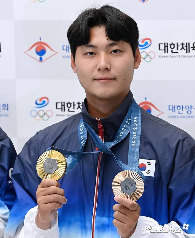 이우석 힘들게 획득한 올림픽 메달 포토