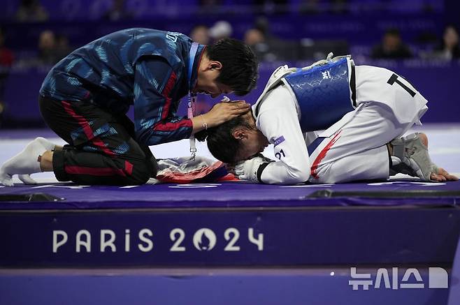 올림픽 2연패 태국 태권도 영웅한국인 감독에 큰절 파리 2024