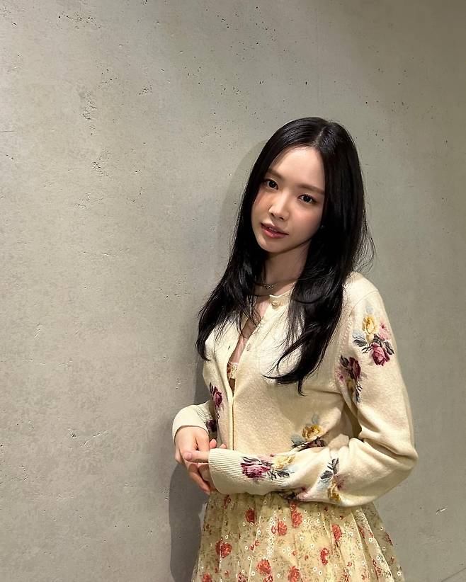 손나은 꽃 패턴의 가디건과 치마 입고 꽃보다 아름다운 미모 스타픽