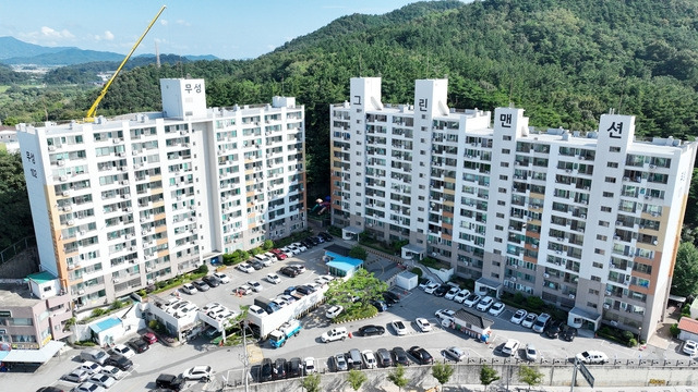‘욱일기 논란 속 이례적 풍경주민 90 태극기 건 칠곡 아파트