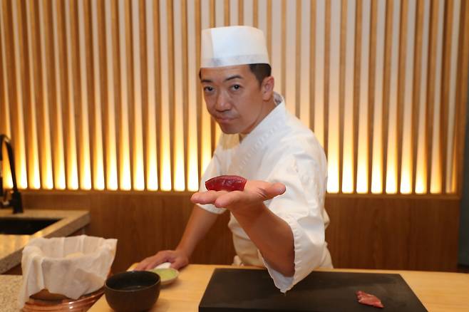 [Star Chefs in Korea]③ Nakamura Koji, a sushi master who finds art in ...