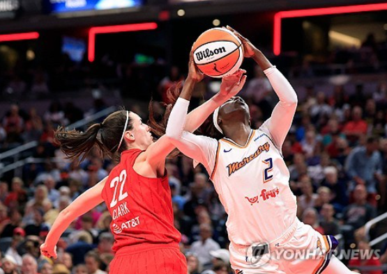 Wnba 슈퍼 루키 클라크 우상미국 올림픽 멤버들 앞에서 29p 10a 폭발팀도 완승
