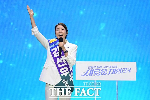 득표율 낮아도 괜찮아강선우 당원 향해 큰절 Tf사진관