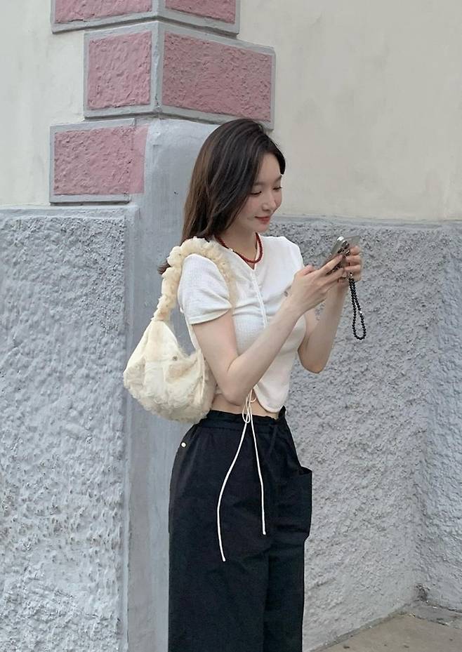 강민경 스카프 쓰니 요정 동화 뚫고 나온 듯 시스루 스카프 여행룩 패션엔