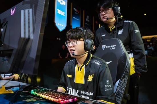 '장로를 이겨낸 여우'…BNK, 장기전 끝에 DK 상대로 3세트 승리 (LCK PO)