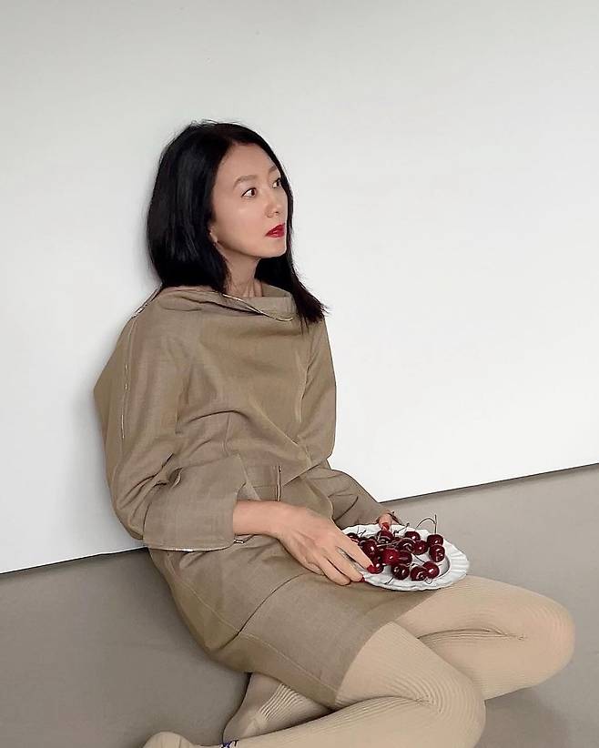 김희애 우아하고 고급스러운 중단발 세련된 50대 헤어스타일 완성 뷰티는 내운명