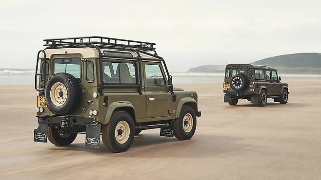 아빠들의 로망이었던 Suv 드디어 부활 랜드로버 클래식 디펜더 V8 출시 구름을달리다