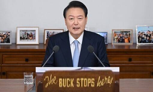 윤 대통령 앞 “the BUCK STOPS here!” 명패…그래서 언제쯤?