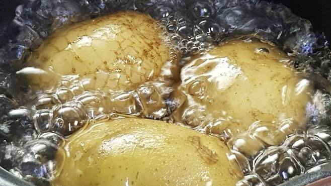 감자 바로 삶지 마세요 이렇게 자르면 믿기 힘든 결과 포슬포슬 감자 삶기 최주부