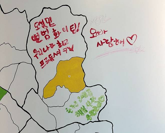 오빠 사랑해” 최고야” 외국 청년 전시회 문 닫게 한 한글 낙서