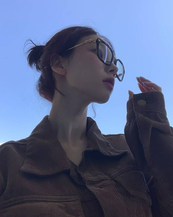 에스파 카리나 긱시크 가을 요정 뿔테 안경에 골덴 재킷 오버핏 긱시크룩 패션엔