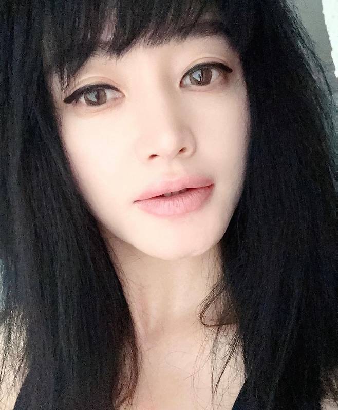 김혜수 압도적인 미모에 심멎 강렬한 아이 메이크업으로 팬심 저격 성공 뷰티는 내운명