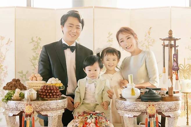 부모님 살아있는데도 결혼식에 부모대행 알바 쓴 女스타 뉴스에이드