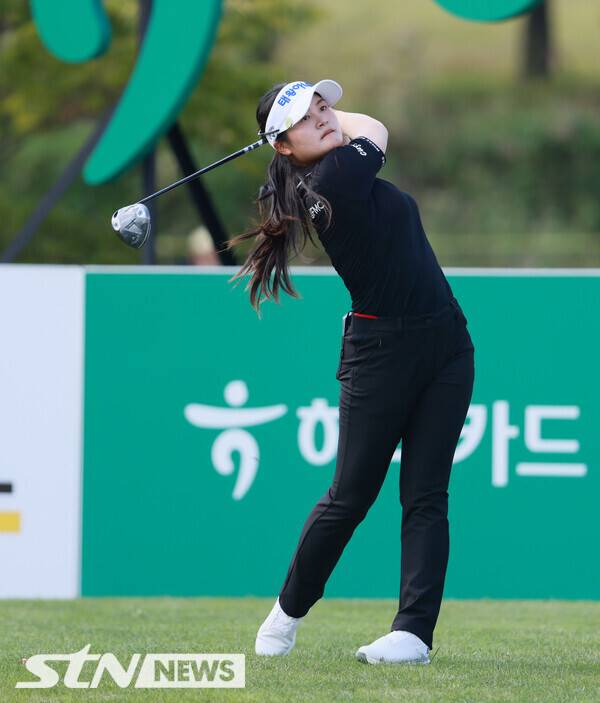 뜨거운 퍼트감 이어가는 홍현지, '장타 친화코스'에서 열린 하나금융챔피언십 첫날 7타 줄인 윤이나와 2타차 공동 선두