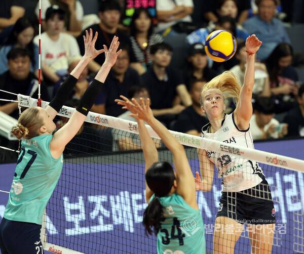 니콜로바 공격 V리그 데뷔 첫 경기 트리플크라운 달성
