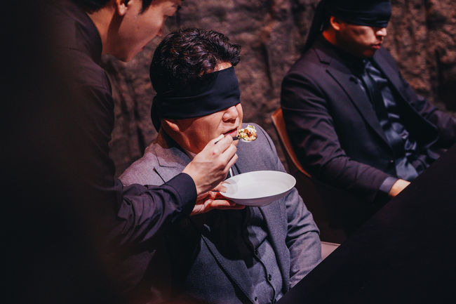 안대 쓴 두 남자가 먹방을”흑백요리사는 뭐가 달랐나 Oh쎈 초점