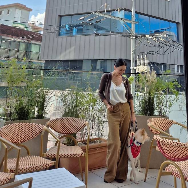 엄정화 다시 리즈 핏 우아함과 고급미 담은 실크 톱에 툭 걸친 카디건 가을룩 스타와 패션