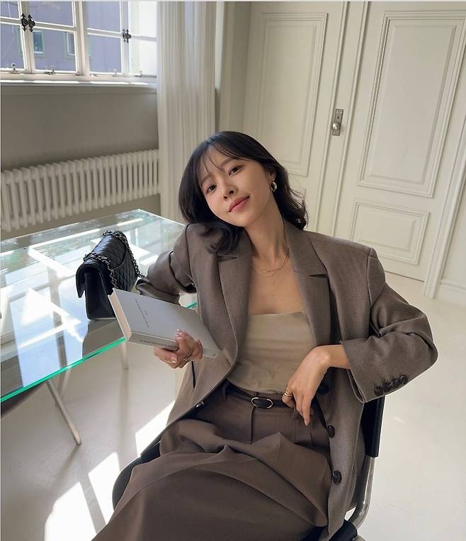 박성광 아내 이솔이 여유만만 셀럽 초가을 멋스러운 슈트 핏 톤앤톤 오피스룩 뷰티는 내운명