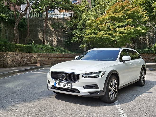 "왜건, 못 생겼다고?"…볼수록 매력적인 ‘스웨디시 프리미엄’ [시승기-볼보 V90CC]
