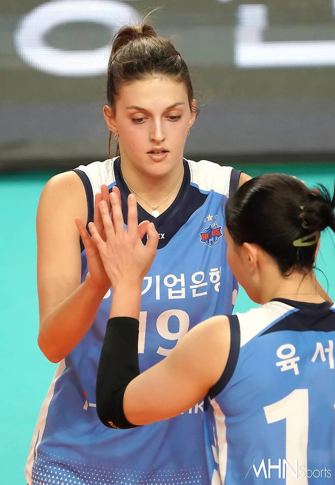 '33득점' 빅토리아, 4세트 독무대 벌였다! IBK기업은행, 아란마레 잡고 컵대회 첫 승