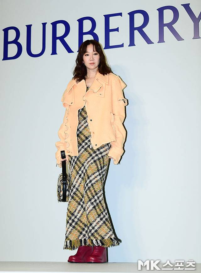 공효진 온몸을 감싼 버버리 전매특허 노바체크 트위드 원피스룩 뷰티는 내운명