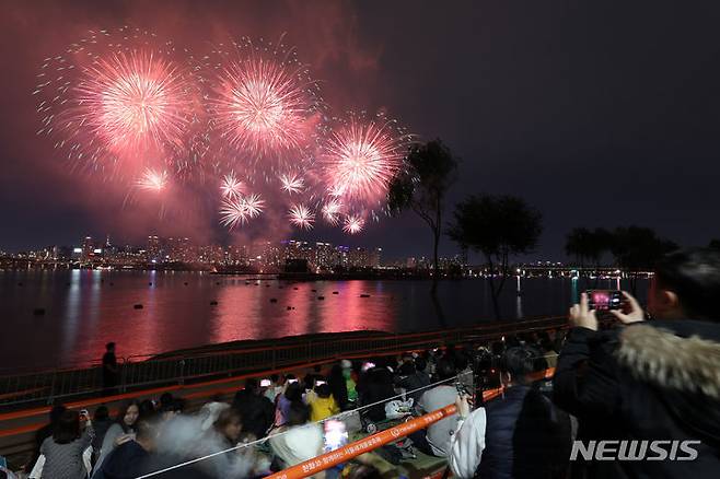 공짜였던 한화 세계불꽃축제 유료 2500석 존재 이유는