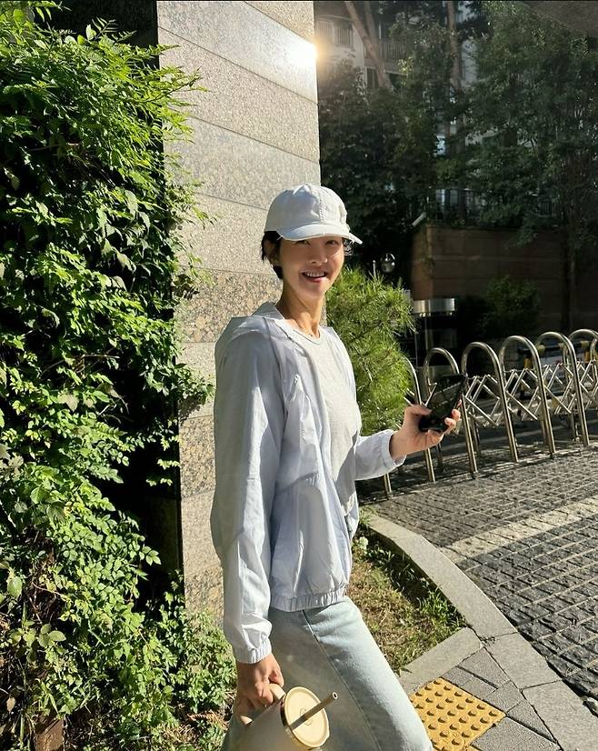 송선미 9살 딸 운동회 갔나 바람막이 허리에 묶고 에너제틱한 예쁜 엄마 스타와 패션