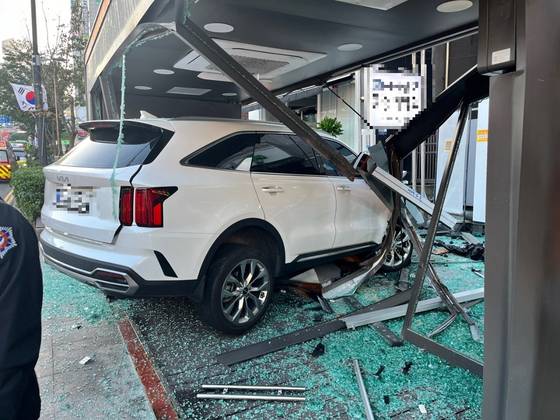 [영상]버스정류장 유리가 와장창...SUV돌진 2명 다쳐