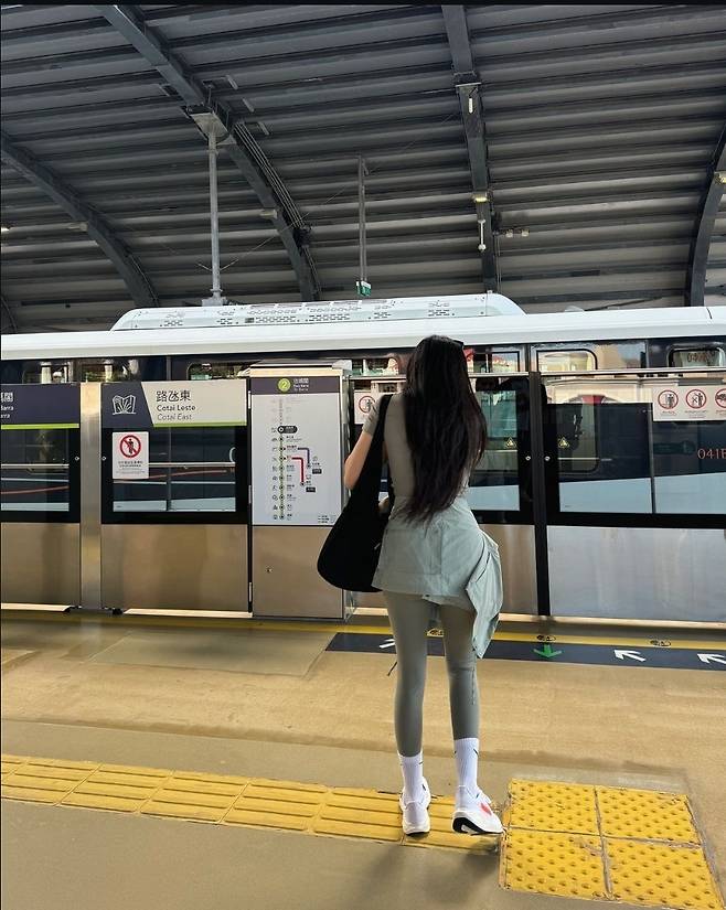 효민 마카오서 시선 한 몸에 탄탄 레깅스 핏으로 뽐낸 S라인 애슬레저룩 뷰티는 내운명