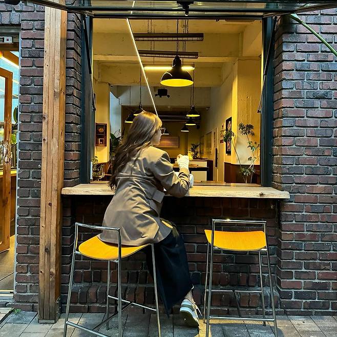 윤은혜 자켓과 롱 치마 입고 캐주얼하게 외출 라이프업