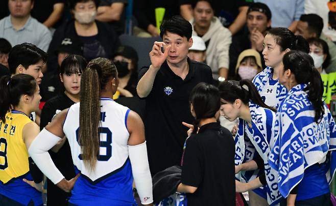 디펜딩 챔피언의 엄살 강성형 감독 전력 평준화2연패 쉽지 않아