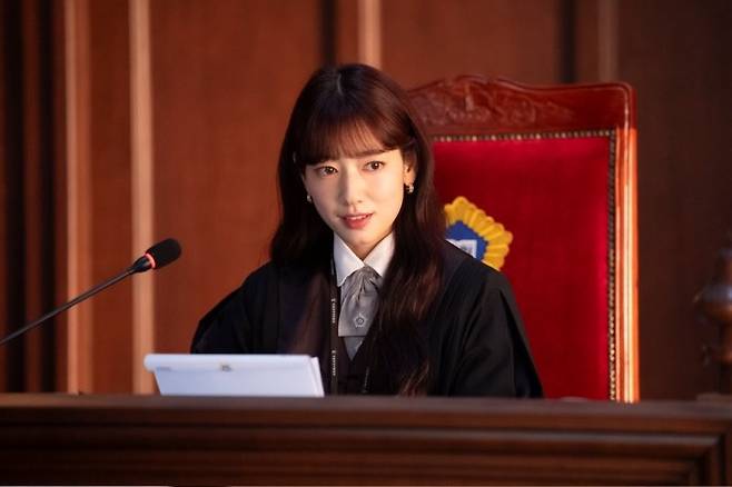 전세계 시청자들로 부터 너무 예쁘고 멋져서 찬사받는 韓여성 판사 필더무비