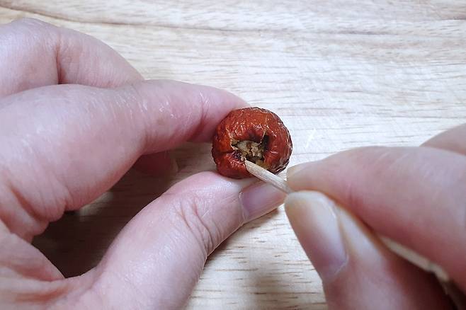 대추씨만 알맹이에서 쏙 빼는 비법은 이것 완전 신세계네~ 쏙쏙팁