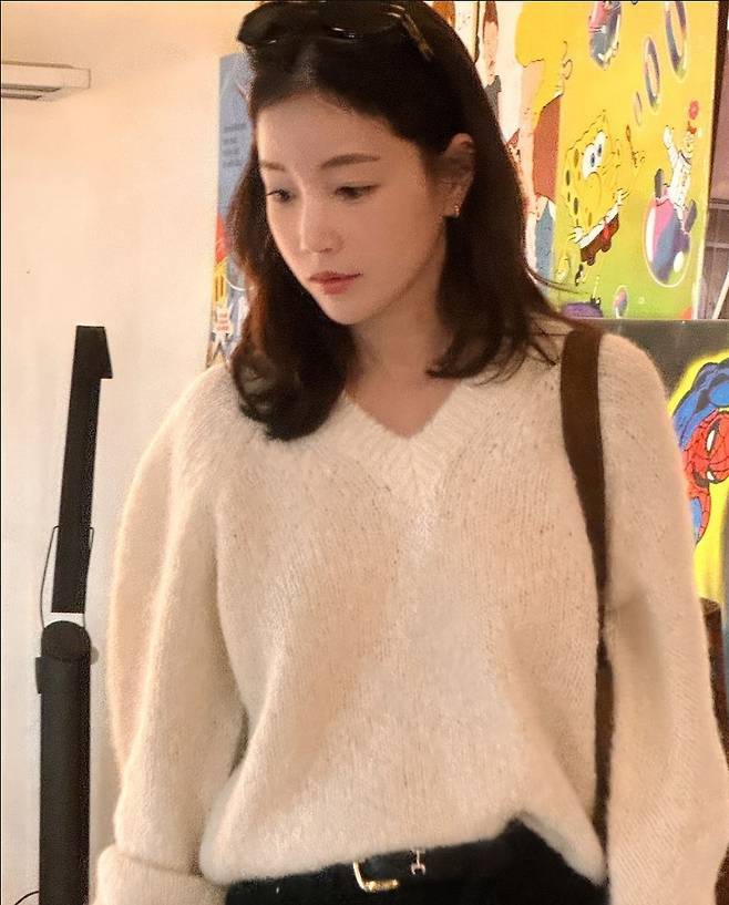 기은세 C컬 매직으로 가을 셀럽 변신 도심 속 뷰티 아이콘의 우아한 스타일링 뷰티는 내운명