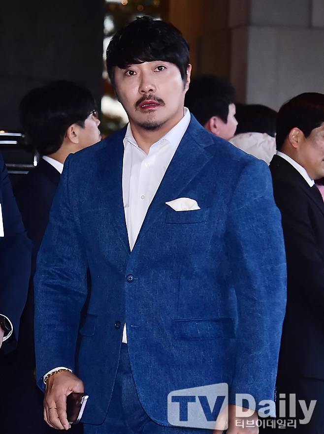 [TD포토] KCM '태평양 어깨'