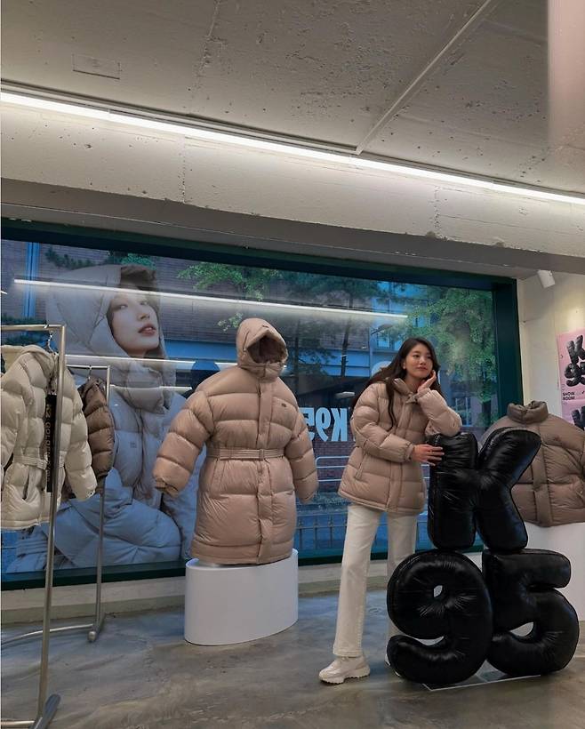 수지 성수동에 뜬 국민 첫사랑 여신 미모 돋보이는 세련된 겨울 벨트 패딩룩 스타와 패션