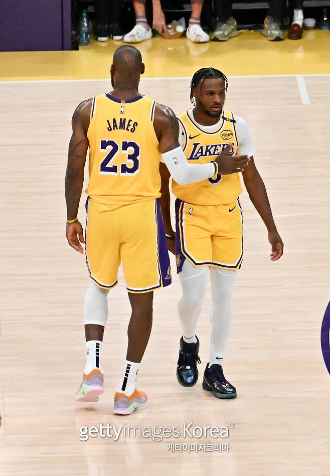 르브론 브로니 Nba 개막전 동반 출전역대 최초 기록 합작